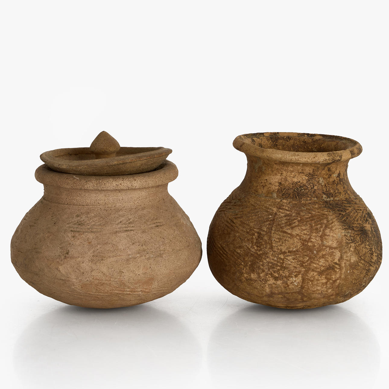 KRUKOR (2 st), varav en med lock, lergods, Thailand, senare delen av Ayutthaya (1351-1767 ...