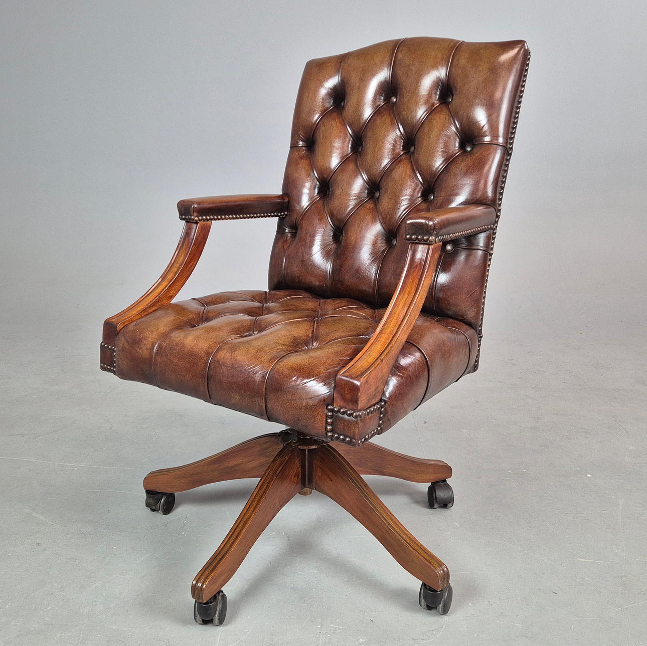 BUTTONED TAN LEATHER DESK CHAIR. Furniture - Desks - Auctionet