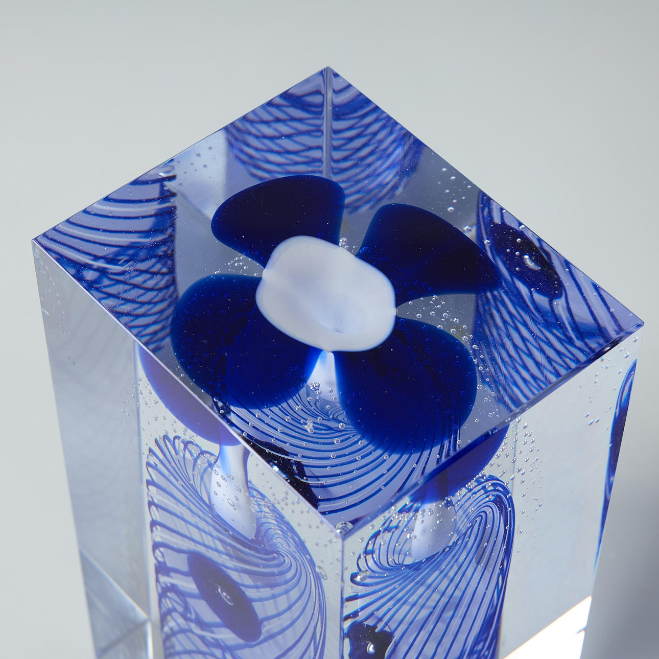 OIVA TOIKKA. GLASS SCULPTURE, commemorative cube for Notsjö Glasbruk's ...