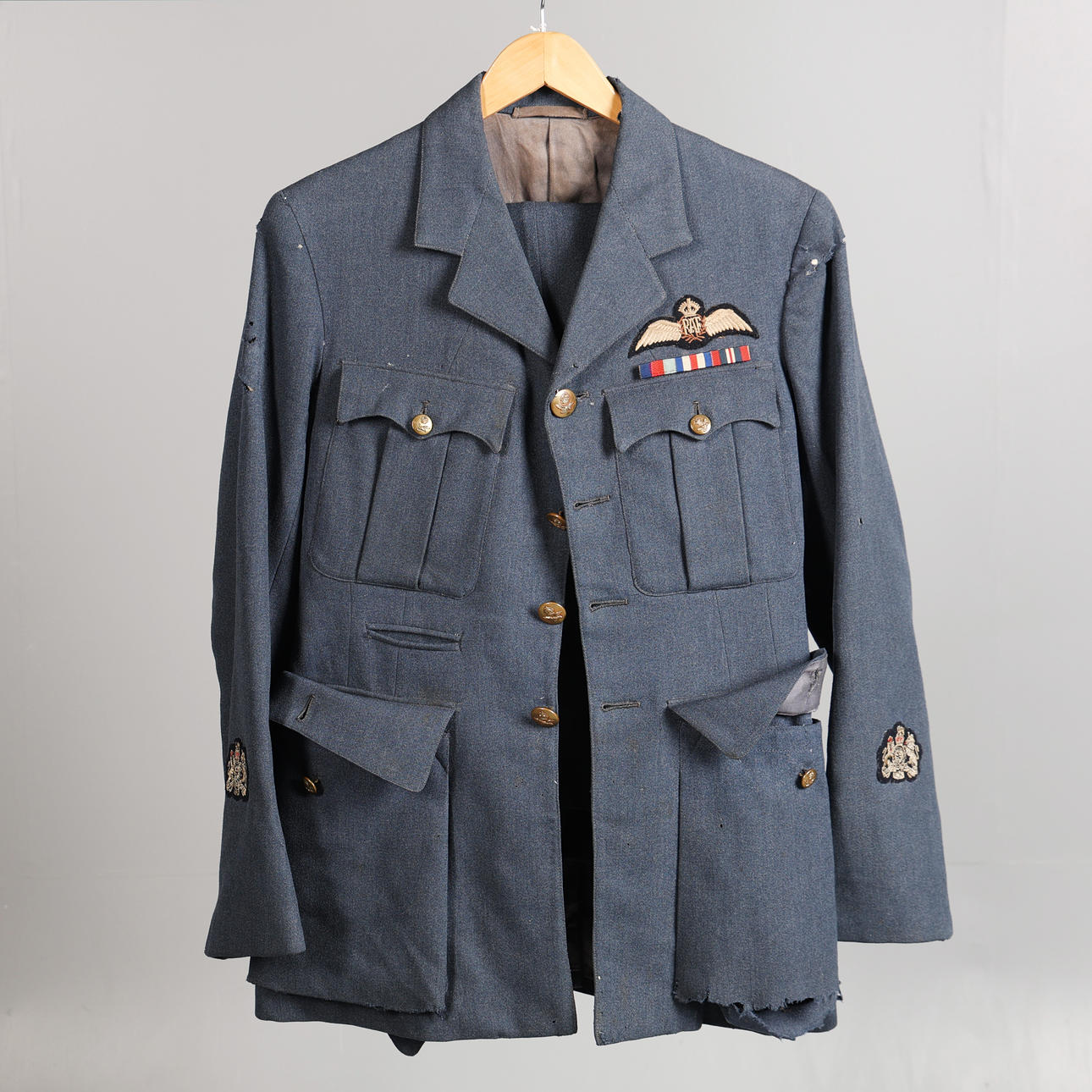 UNIFORM DER RAF WARRANT OFFICERS AUS DEM ZWEITEN WELTKRIEG. Waffen ...