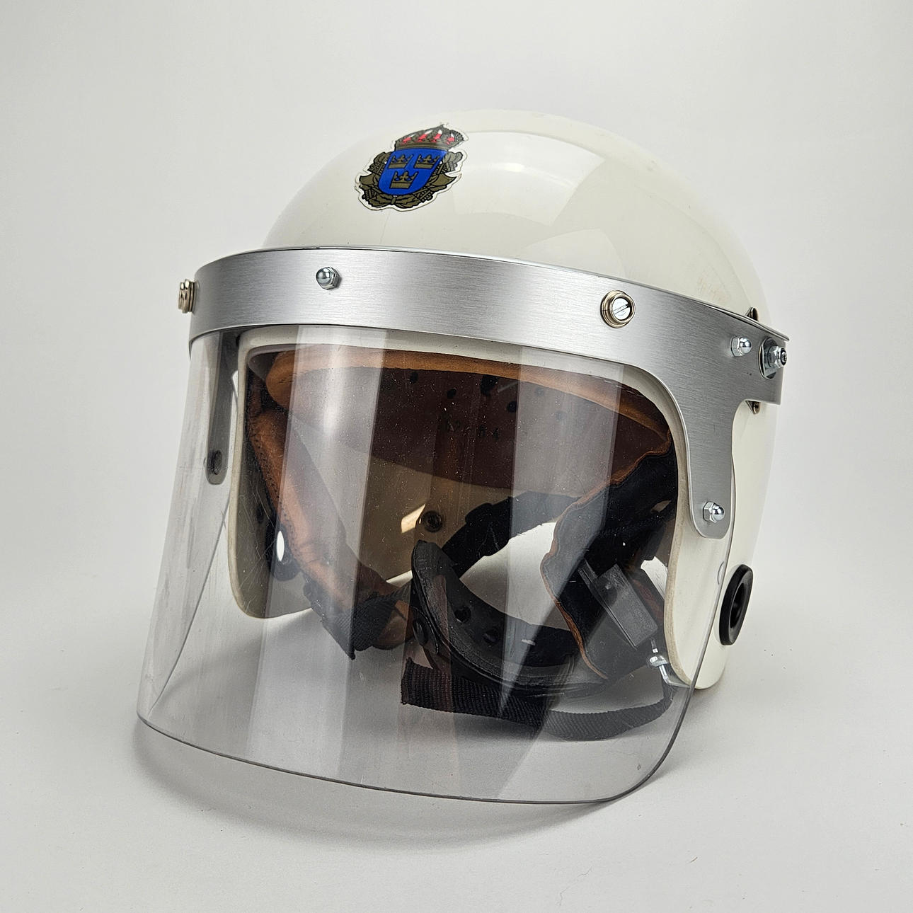 RIOT HELMET, Police, Swedish. Weapons & Militaria - Other - Auctionet