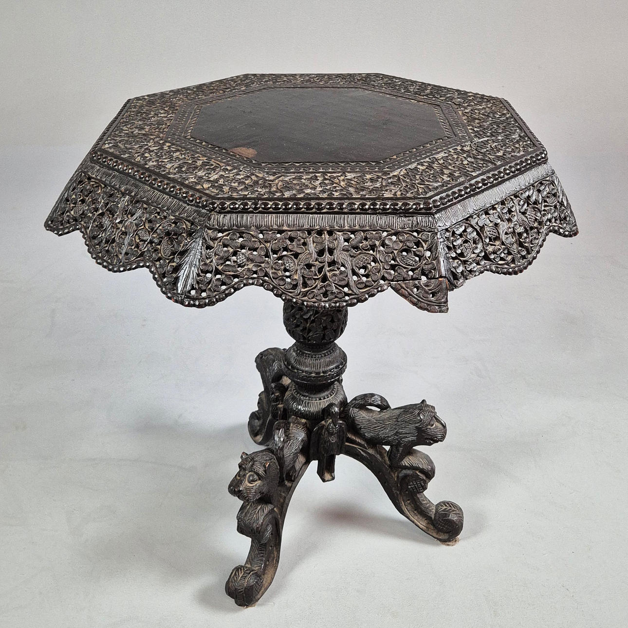 19TH CENTURY BURMESE EBONISED CENTRE TABLE. Furniture - Tables - Auctionet