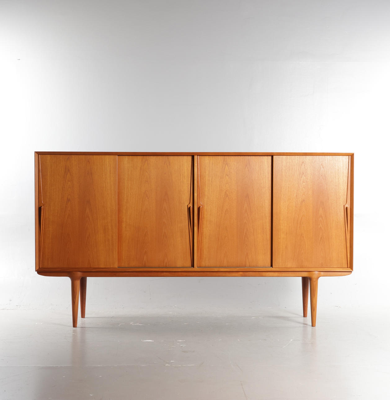 GUNNI OMANN. Sideboard aus Teakholz, Vorderseite mit vier Schiebetüren ...