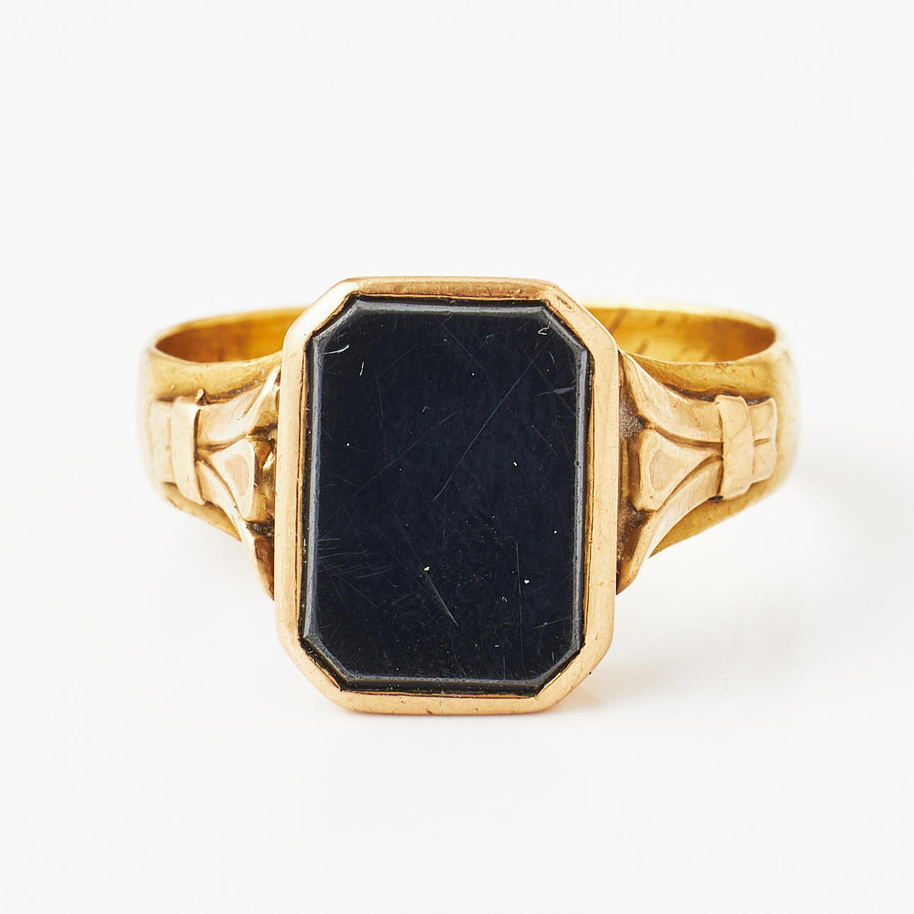 RING, 23 k guld, planslipad oktagonal hematit i 18 k guldmontering ...