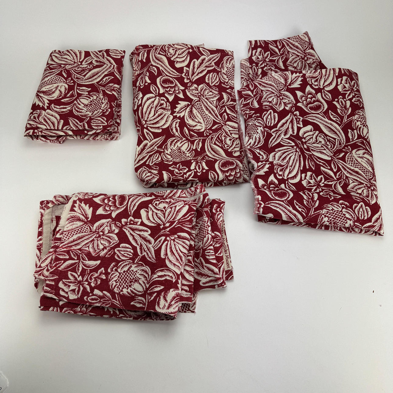 GARDINEN, darunter Mäntel, „Fredrika“, aus IKEAS Serie „The Berch ...