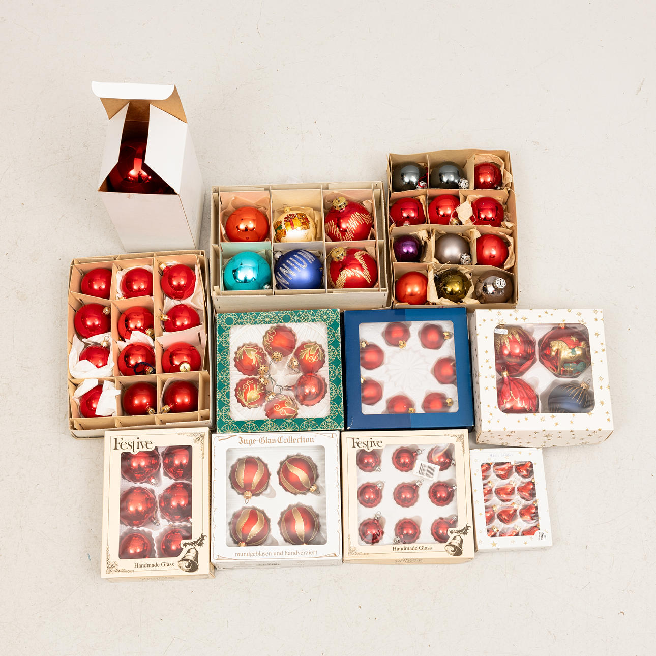 CHRISTMAS TREE ORNAMENTS. Christmas balls in glass, mostly red, about ...