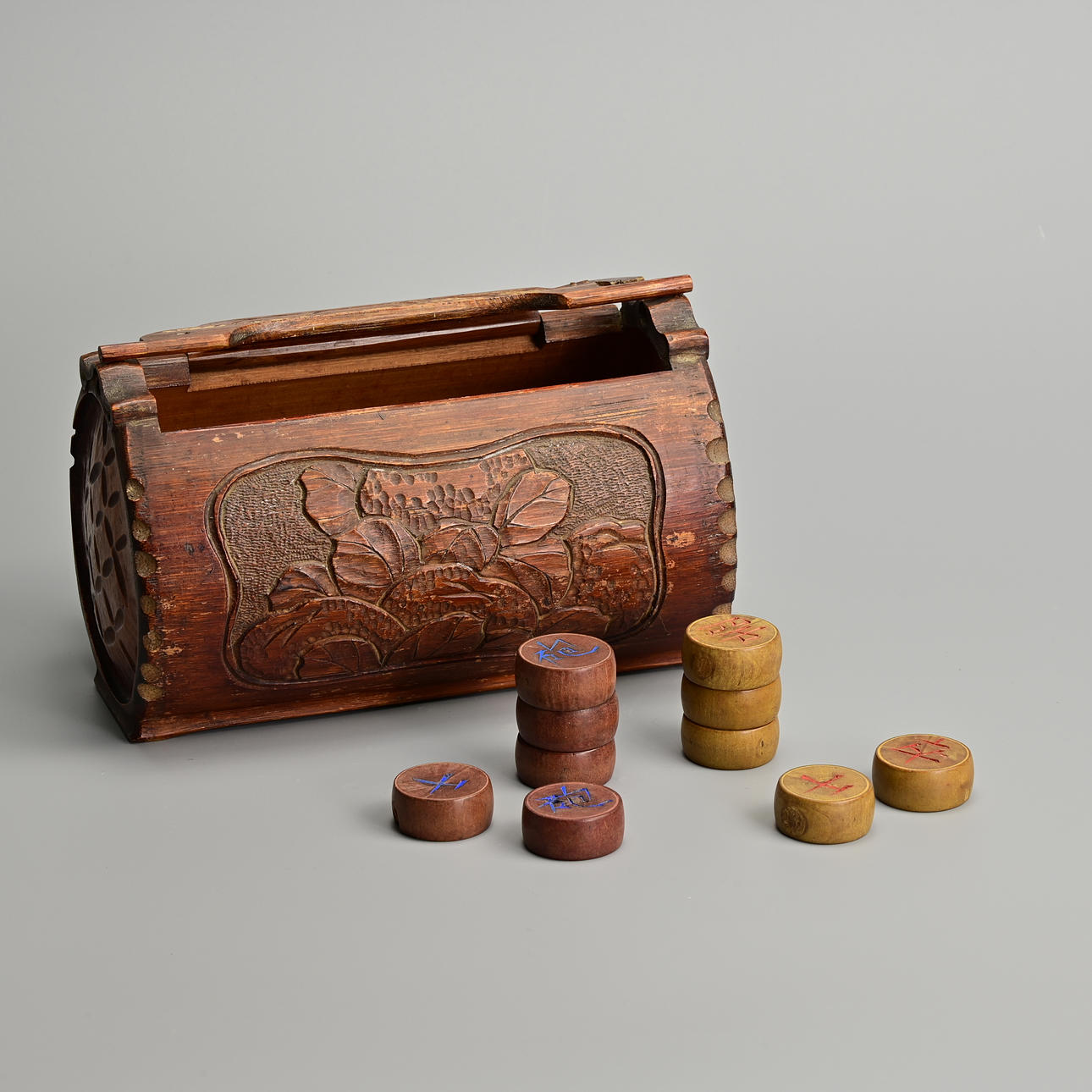 A CHINESE BAMBOO BOX WITH XIANGQI CHESS PIECES, 20TH CENTURY. Asiatica ...