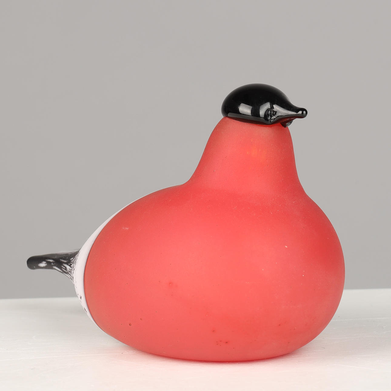 OIVA TOIKKA (1931–2019). Handmade bird figurine of stained glass ...