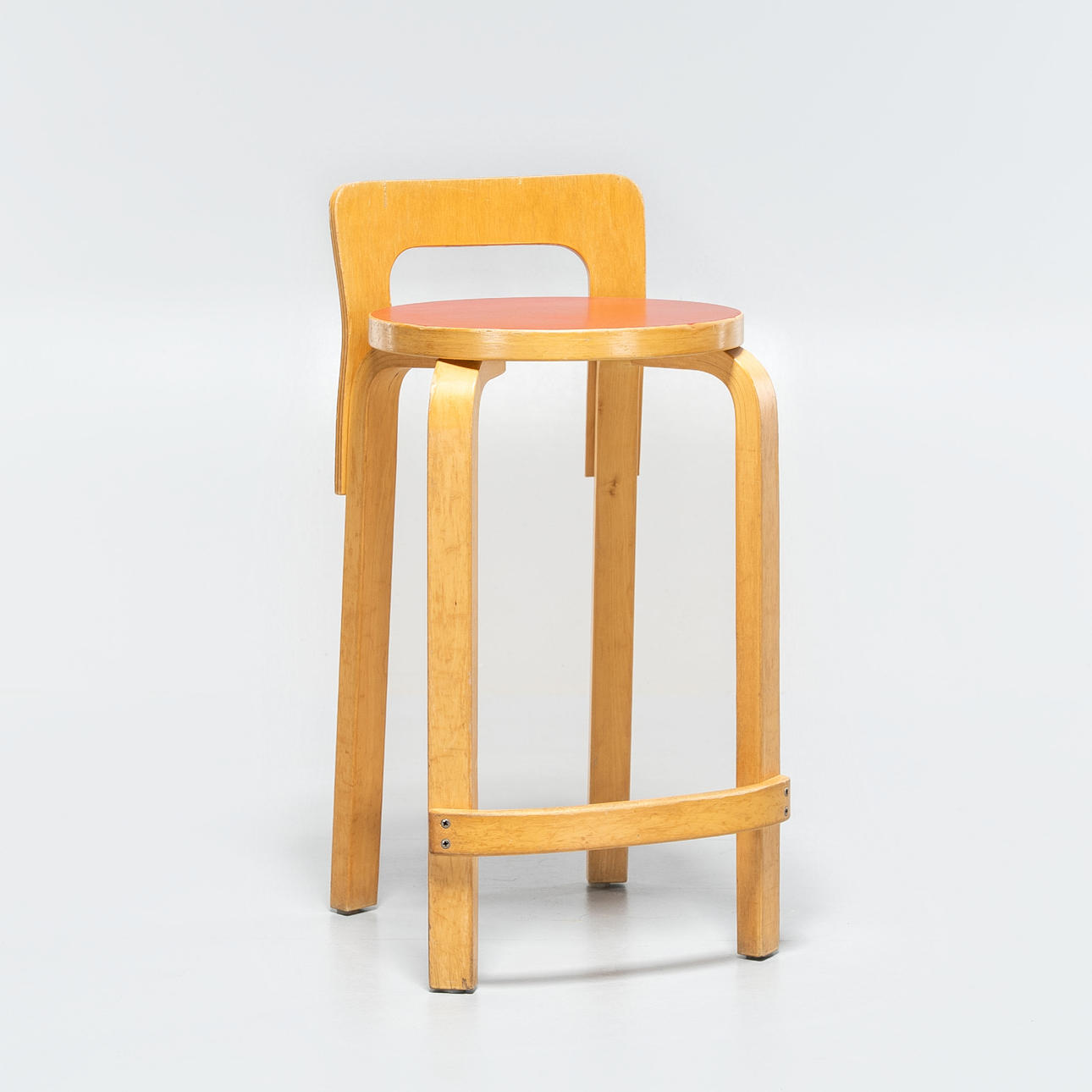 ALVAR ALTO. Ein Barhocker, „K65", Artek, Finnland, 20. Jahrhundert ...
