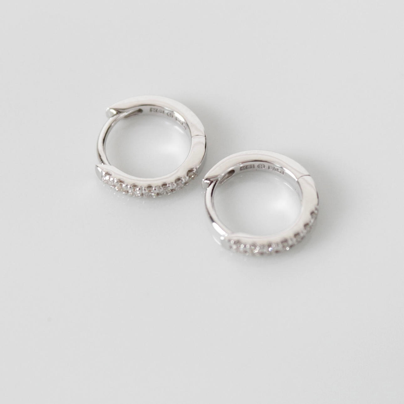 A pair of diamond rings, 0,12ct, white gold 18K. Jewellery & Gemstones - Earrings - Auctionet