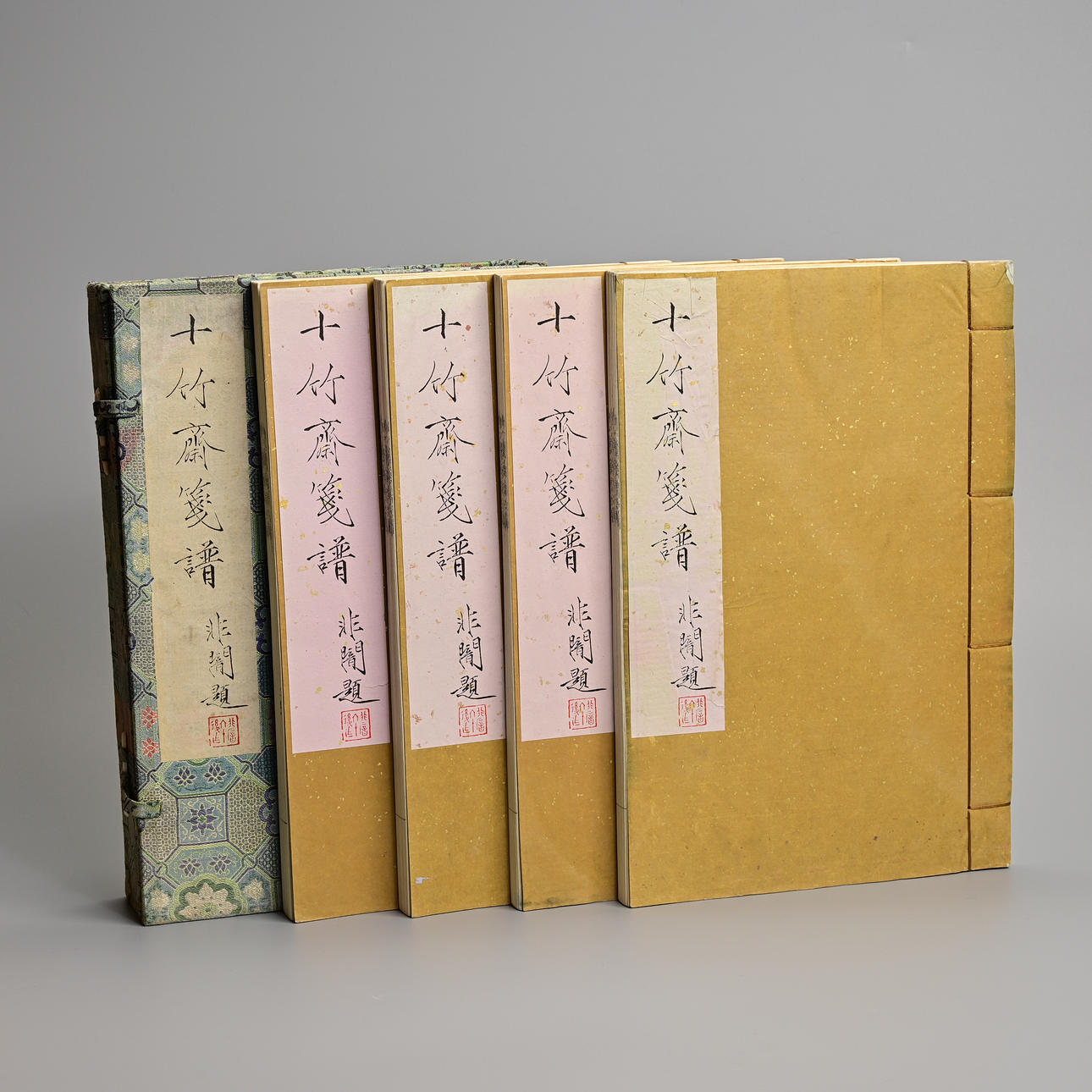 A SET OF CHINESE WOOD-ENGRAVED ALBUMS, SHI ZHU ZHAI JIAN PU (TEN BAMBOO ...