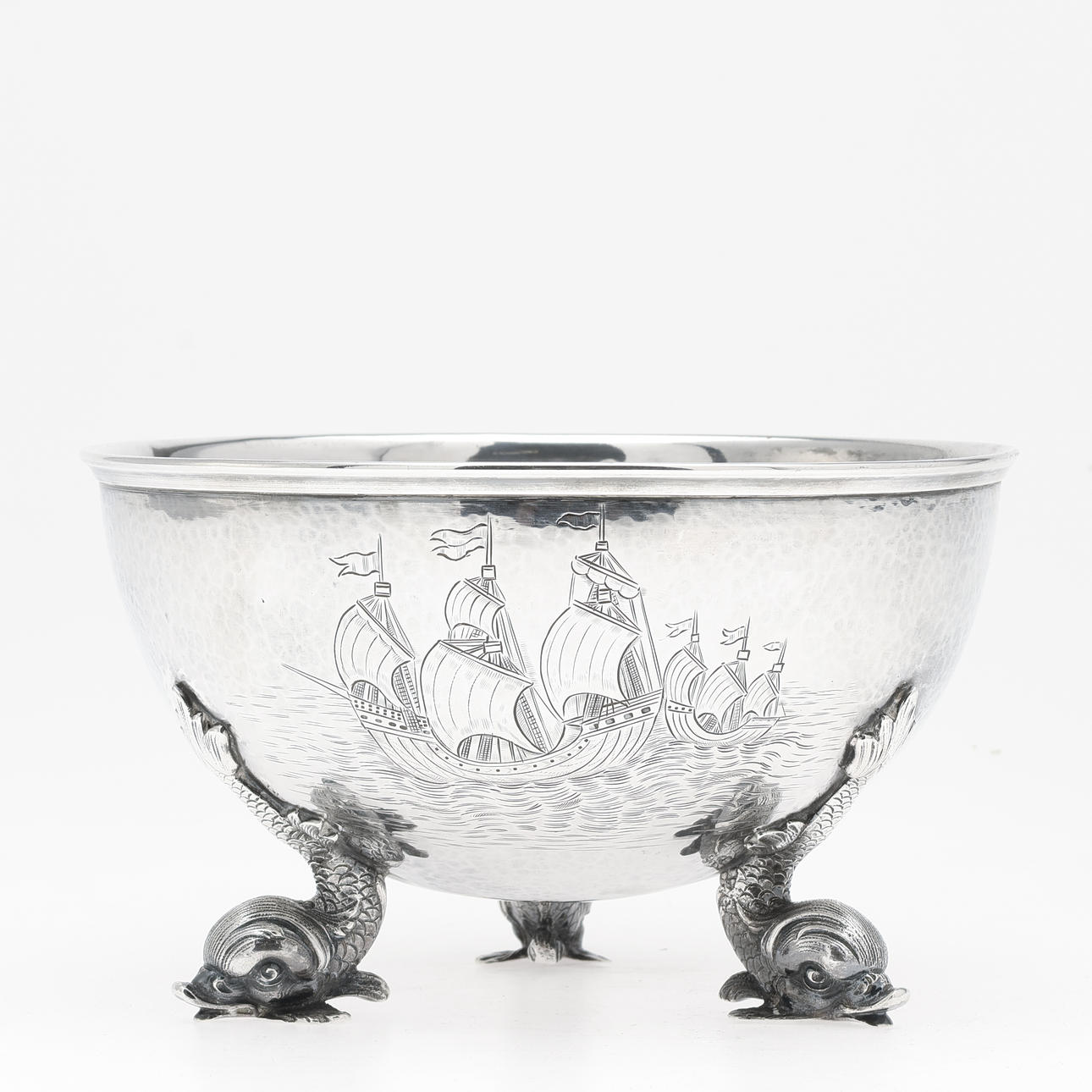 Skål av hammarslag sterlingsilver med graverat skeppsmotiv, tre ben ...