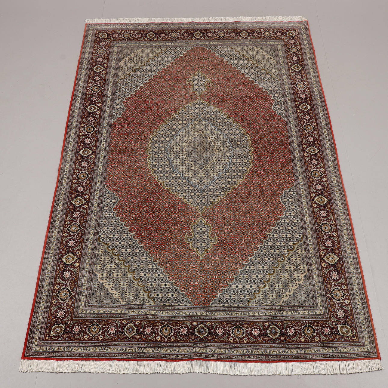 MATTA MED SILKESINSLAG, Täbriz, Iran, mått 300x200 cm. Mattor & Textil ...