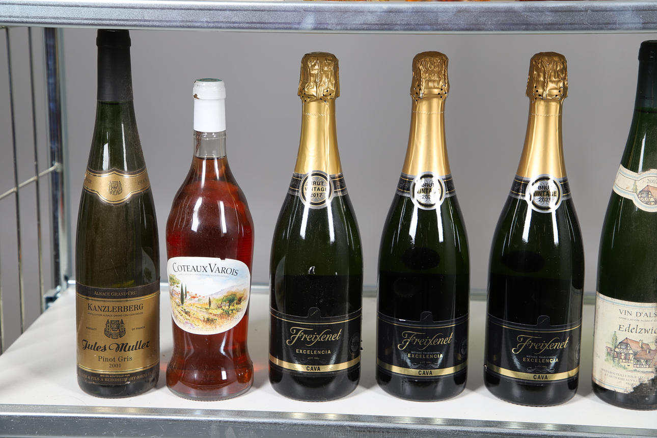 OLIKA FLASKOR VIN. Vin, Portvin & Spritdrycker - Auctionet