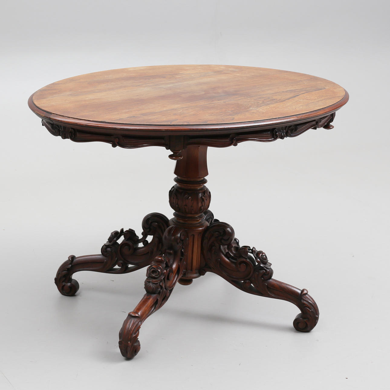 A 19th century neo-rococo coffee table. Furniture - Tables - Auctionet