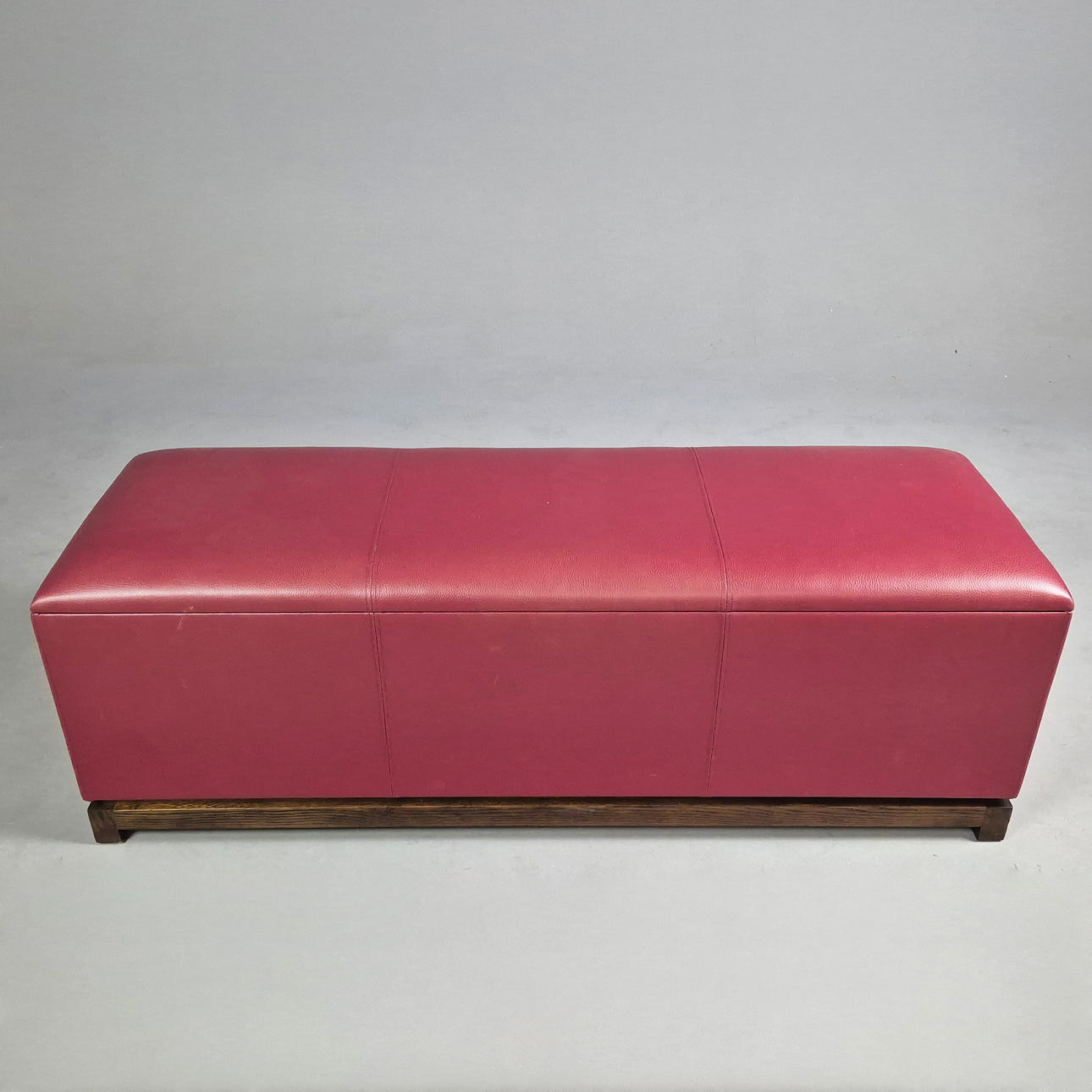 OAK AND RED LEATHER STOOL. Furniture - Sofas & seatings - Auctionet