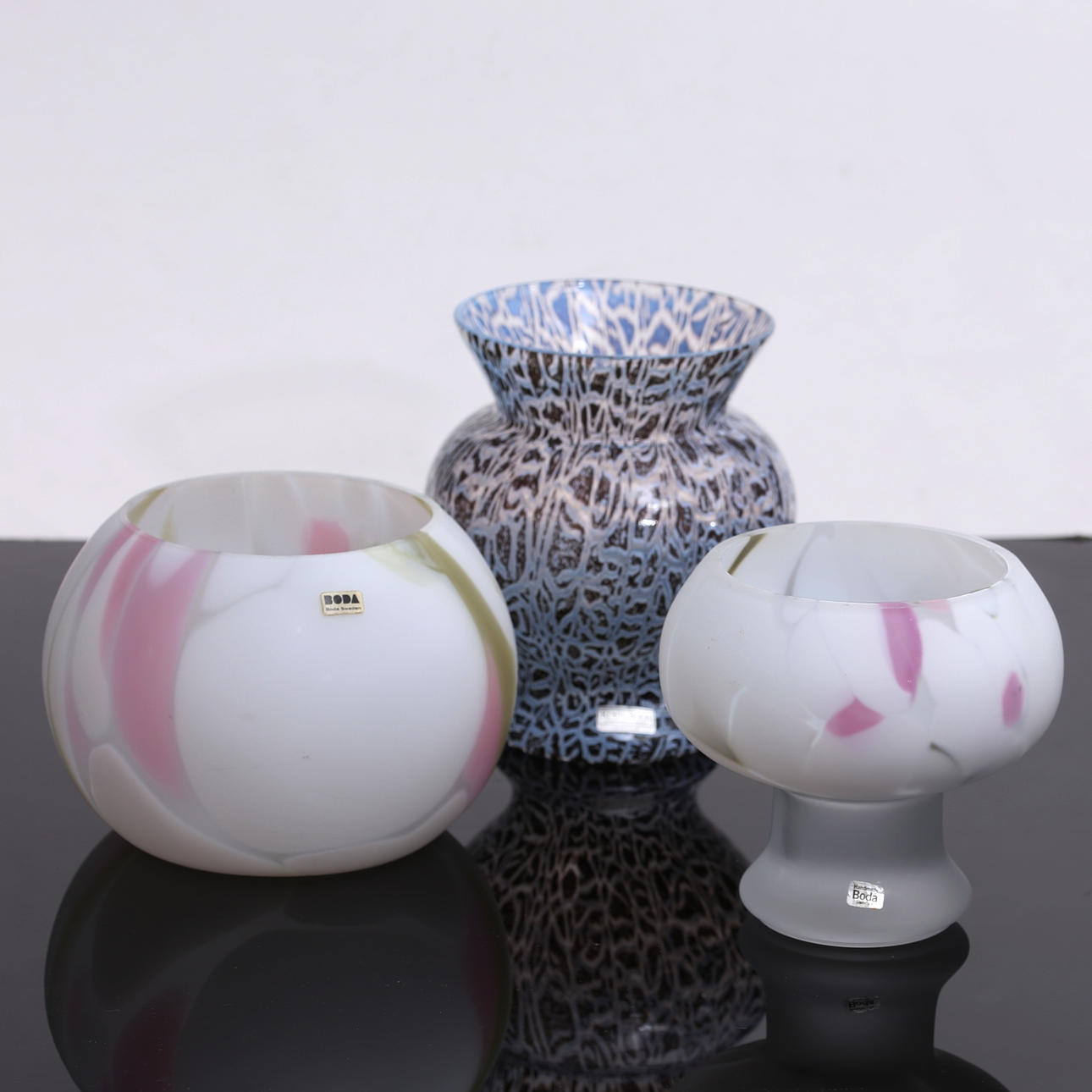 A set of 3 glass objects, including Kosta Boda. Glass - Art glass ...
