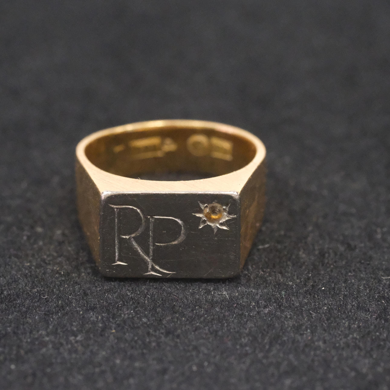 SIGNET RING, 18K GOLD WITH. Jewellery & Gemstones - Rings - Auctionet