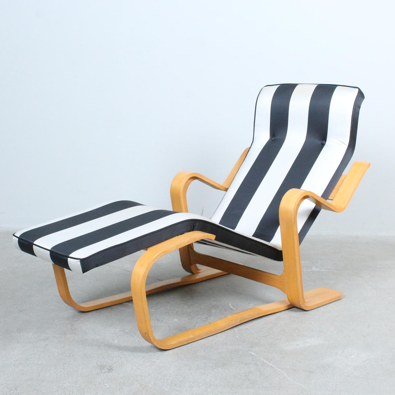 MARCEL BREUER. Lounge chair/Lounger, “Isokon” birch model, fabric ...