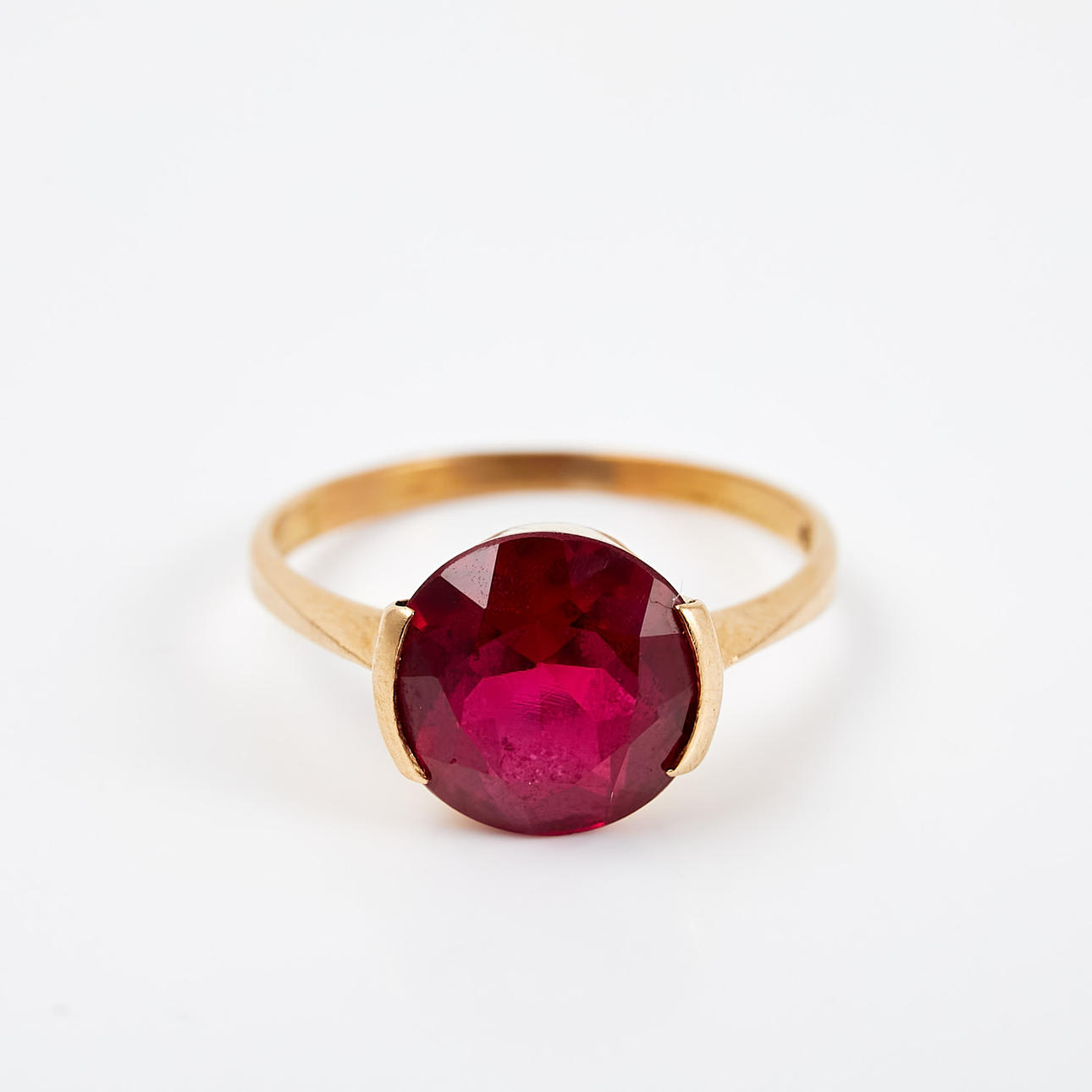 RING, 18 Karat Gold, 1 facettierter synthetischer Rubin, schwedische ...
