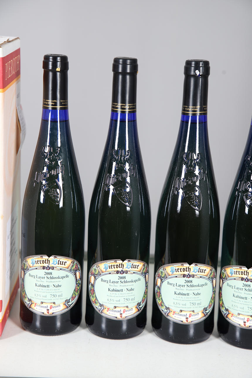 EIN VERPACKTES SET MIT SECHS FLASCHEN WEIN VON FERDINAND PIEROTH ...