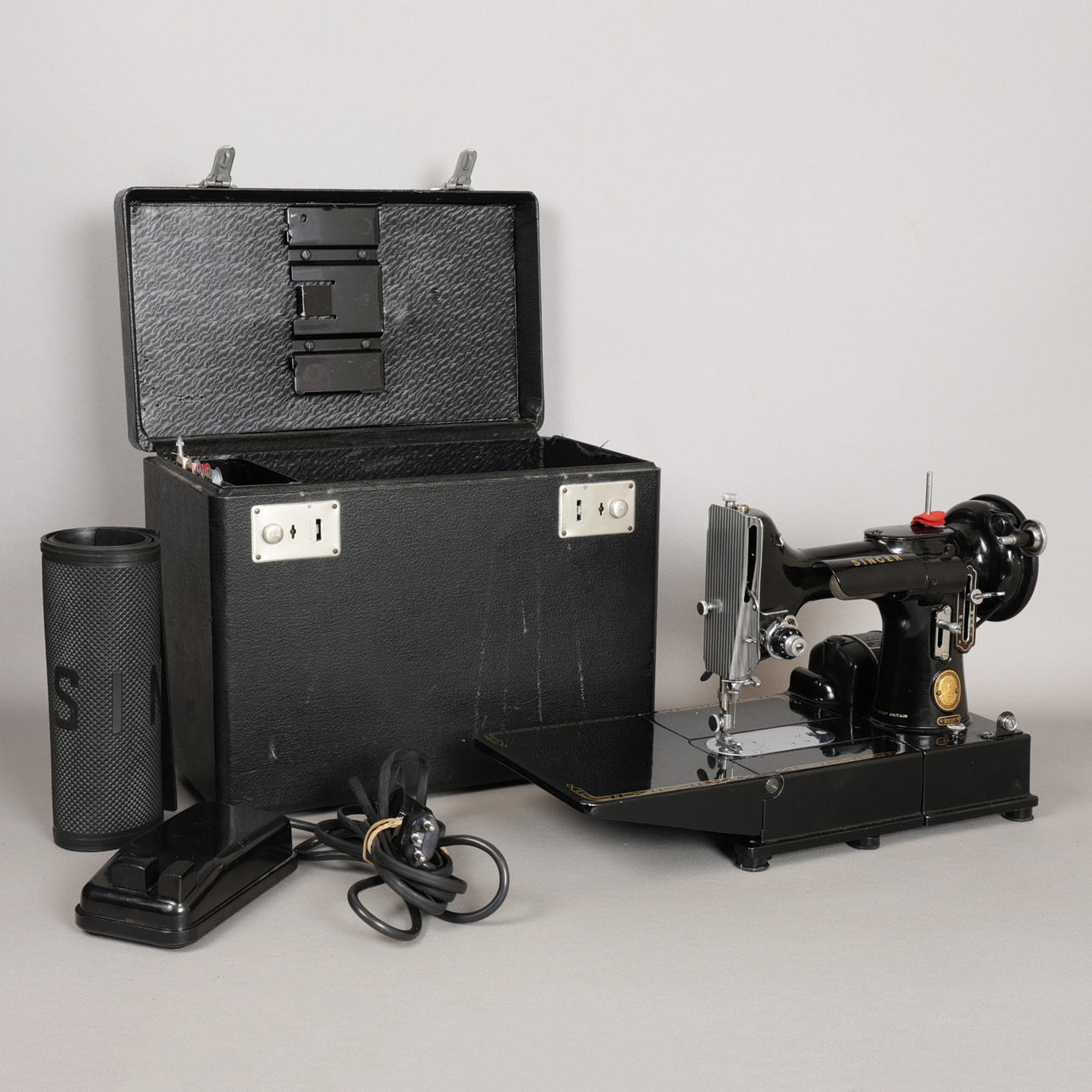 A MID 20TH CENTURY SINGER FEATHERWEIGHT MODEL 222K PORTABLE SEWING ...