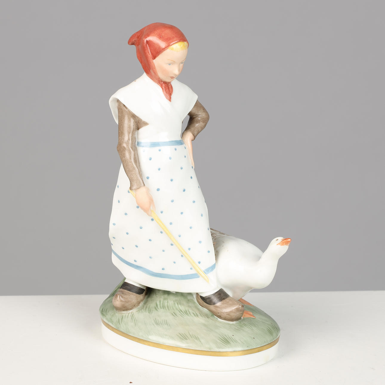 ROYAL COPENHAGEN /JULIANE MARIE. Figurin, porslin, dekorerad med glasyr ...