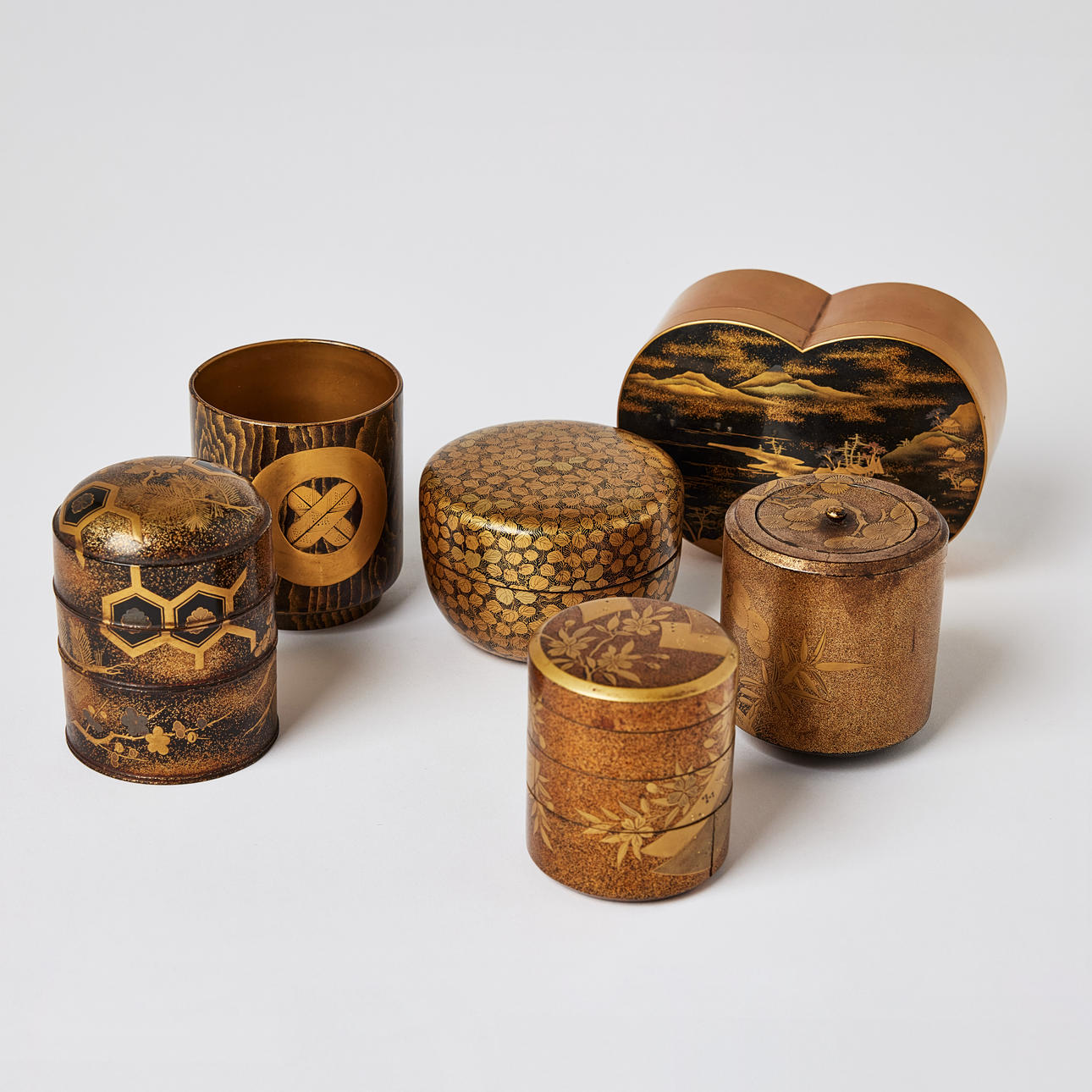 Six Japanese Lacquer Objects. Asiatica - Wood - Auctionet