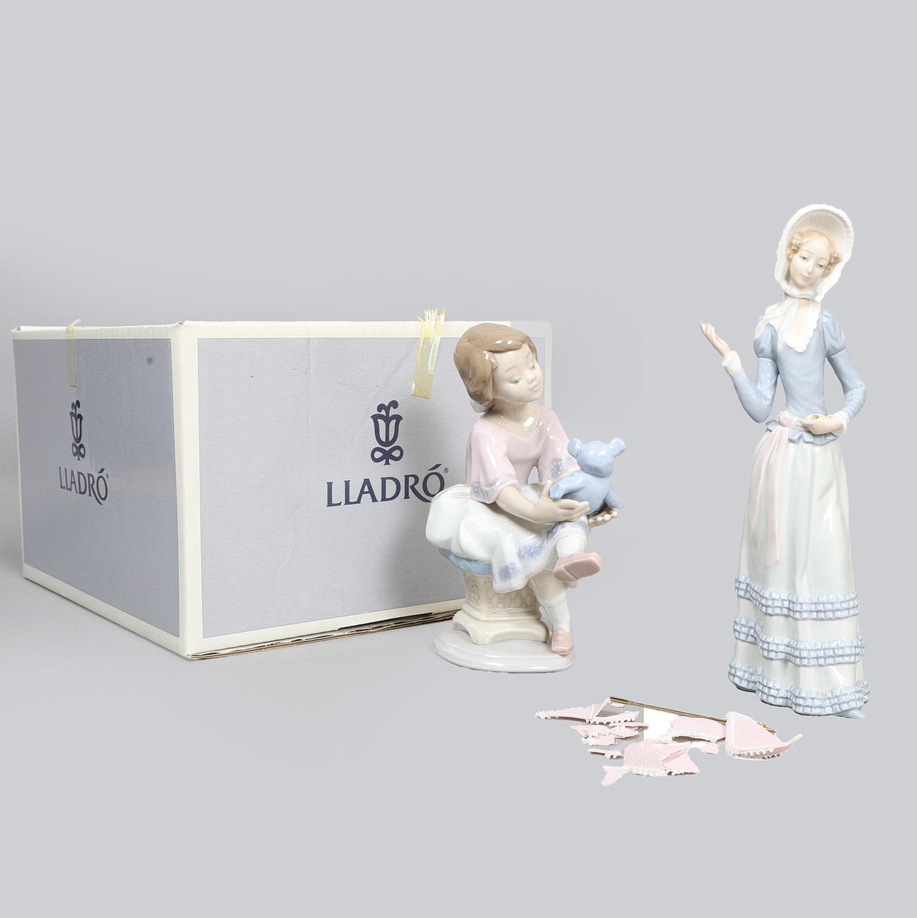EINE VERPACKTE LLADRO-FIGUR MIT DER AUFSCHRIFT „BEST FRIEND“ UND DER ...