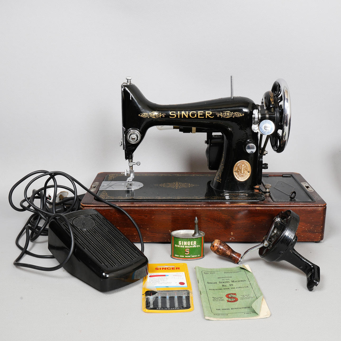 A CASED SINGER SEWING MACHINE NO EE442230. Collectables - Technica ...