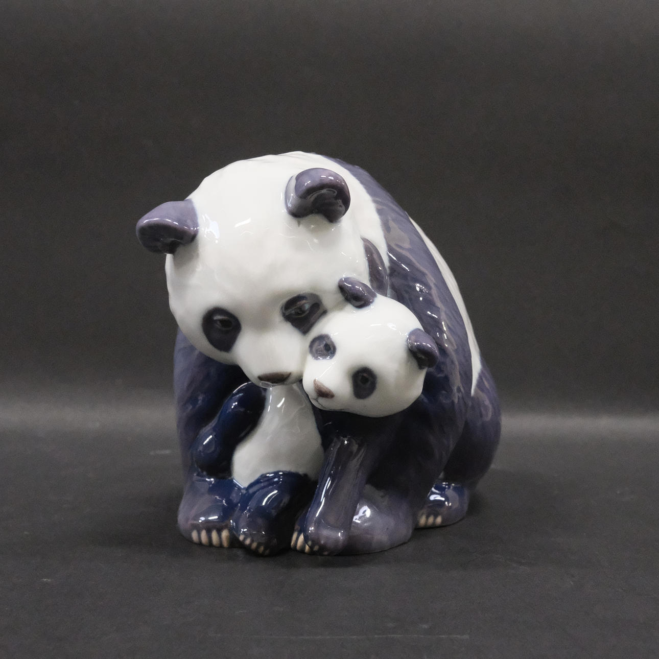 ALLAN THERKELSEN. FIGUR, ROYAL COPENHAGEN, PANDA MED UNGE. Asiatika ...