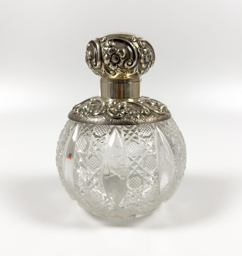 WILLIAM HUTTON & SONS LTD. Perfume bottle in silver and glass. Silver ...
