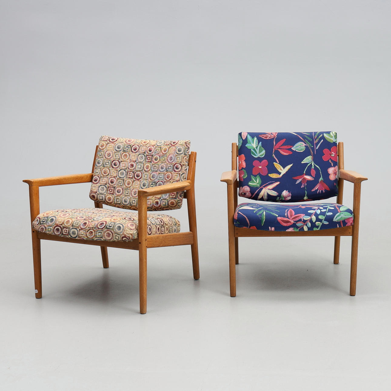 KARL ERIK EKSELIUS, fåtöljer ett par, ek med stoppad sits och rygg ...