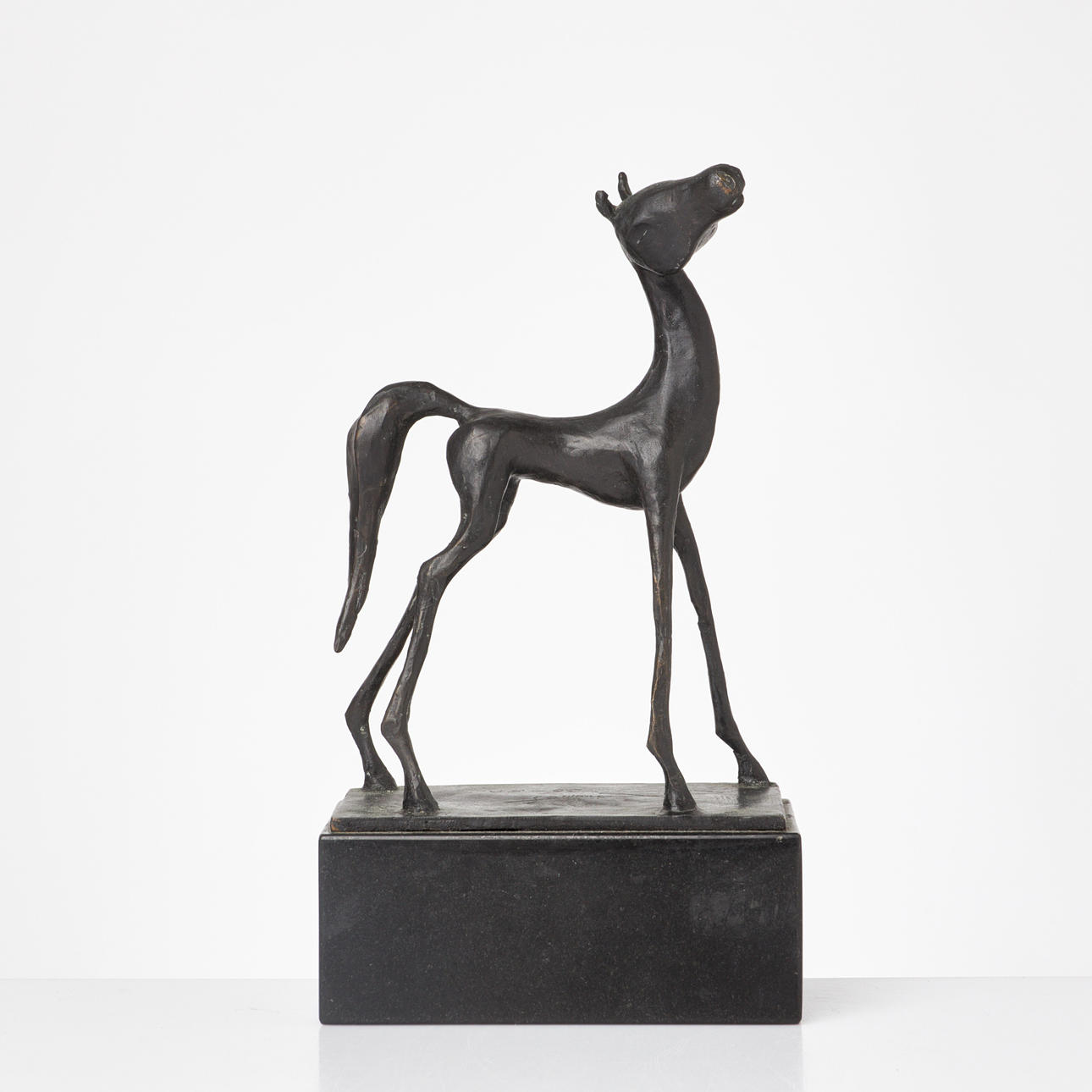 JOHANNES NIELSEN. Skulptur, häst, patinerad brons, på sockel i sten ...