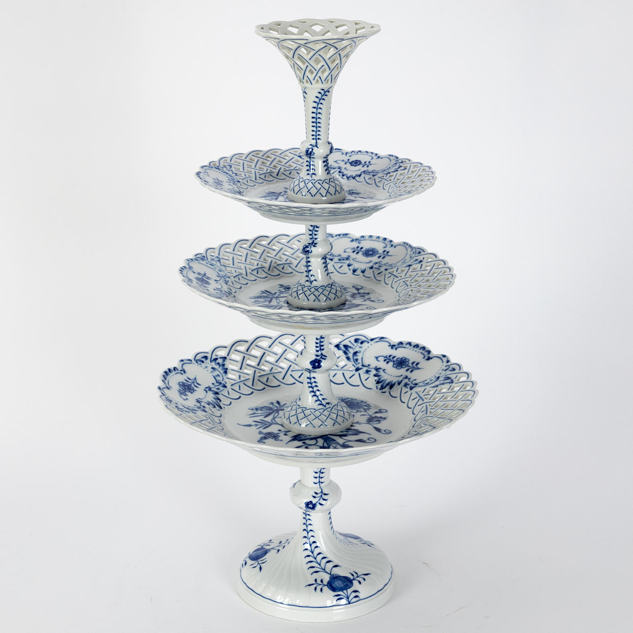 MEISSEN. Large cake stand 'onion pattern', after 1945. Ceramics ...