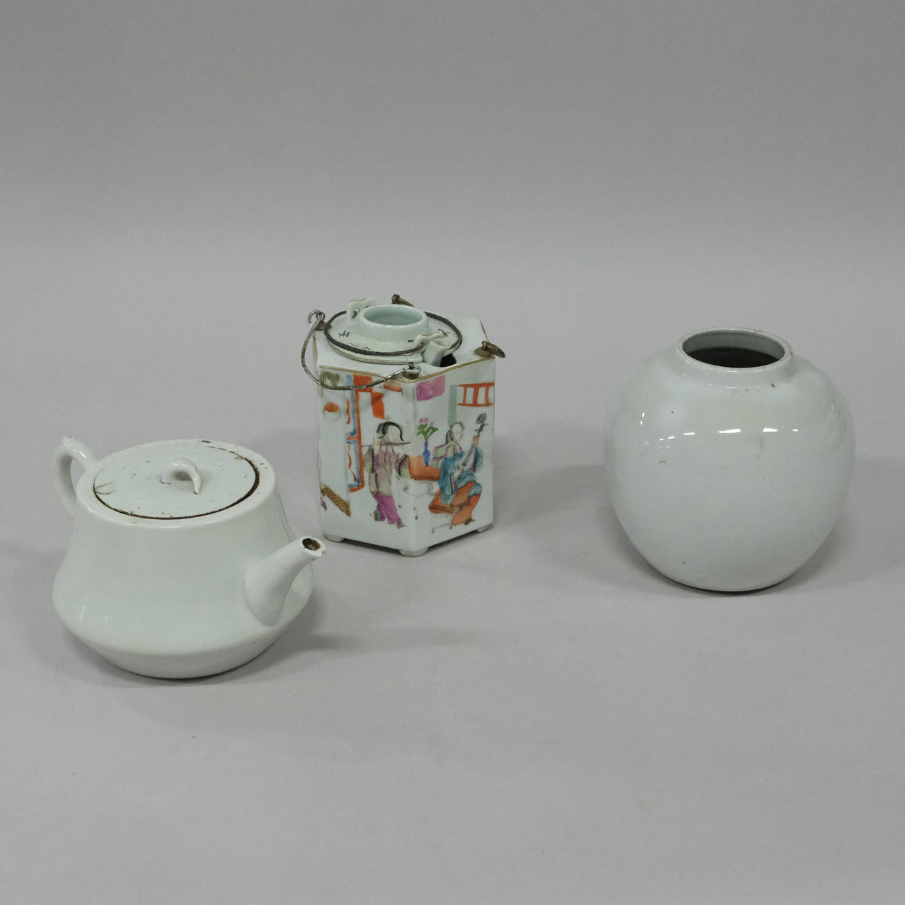 MUG AND TWO TEAPOTS, CHINA. Asiatica - Ceramics & Porcelain - Auctionet