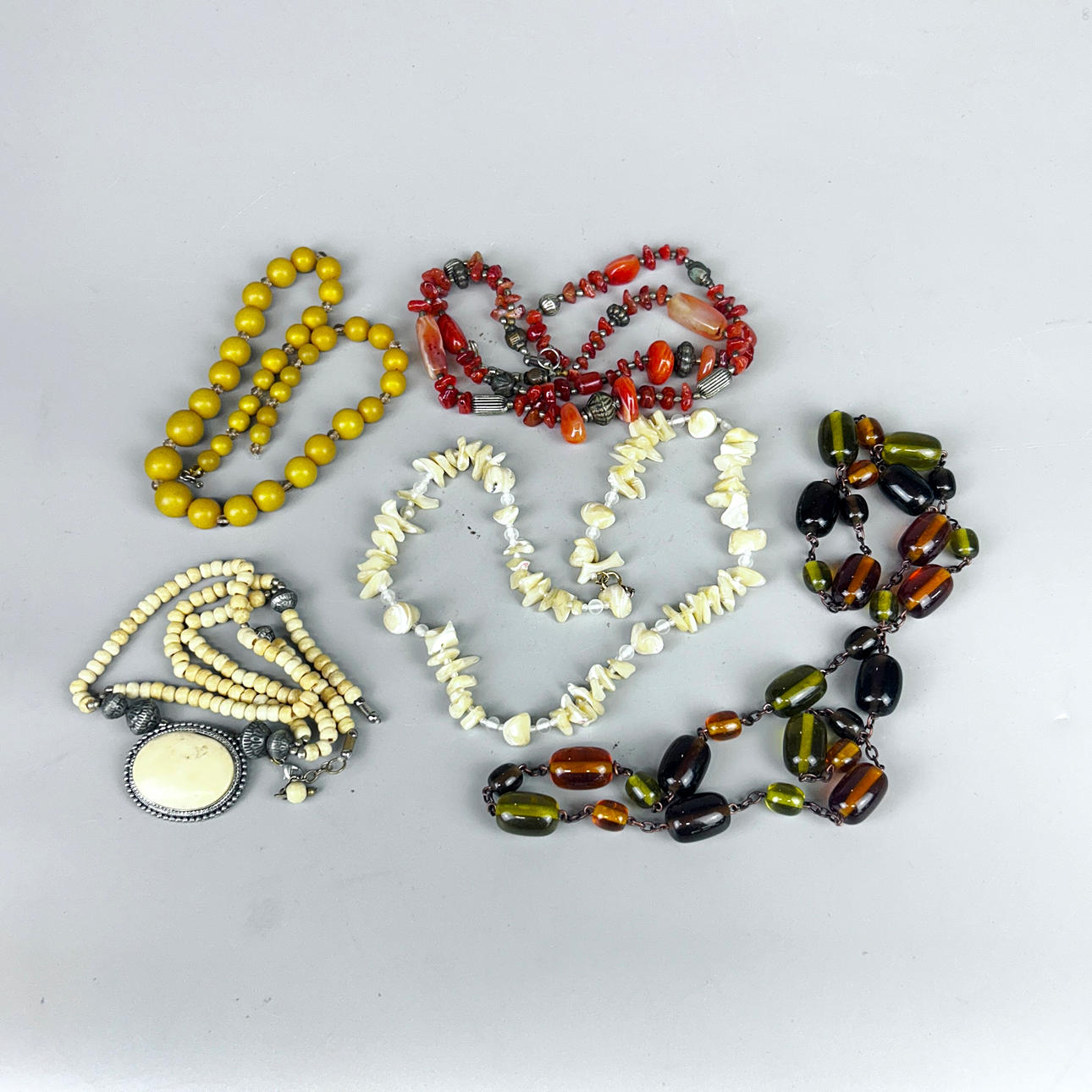 FIVE MIXED NECKLACES. Jewellery & Gemstones - Necklace - Auctionet