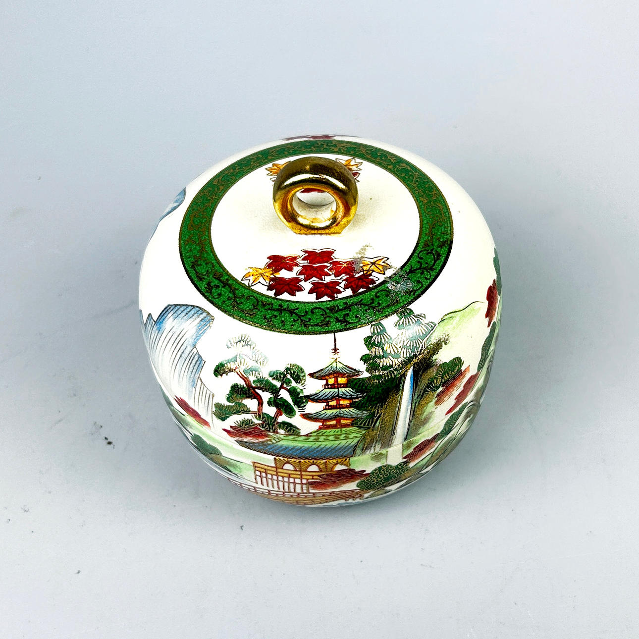 PORCELAIN SATSUMA BOX. Ceramics & Porcelain - Oriental - Auctionet