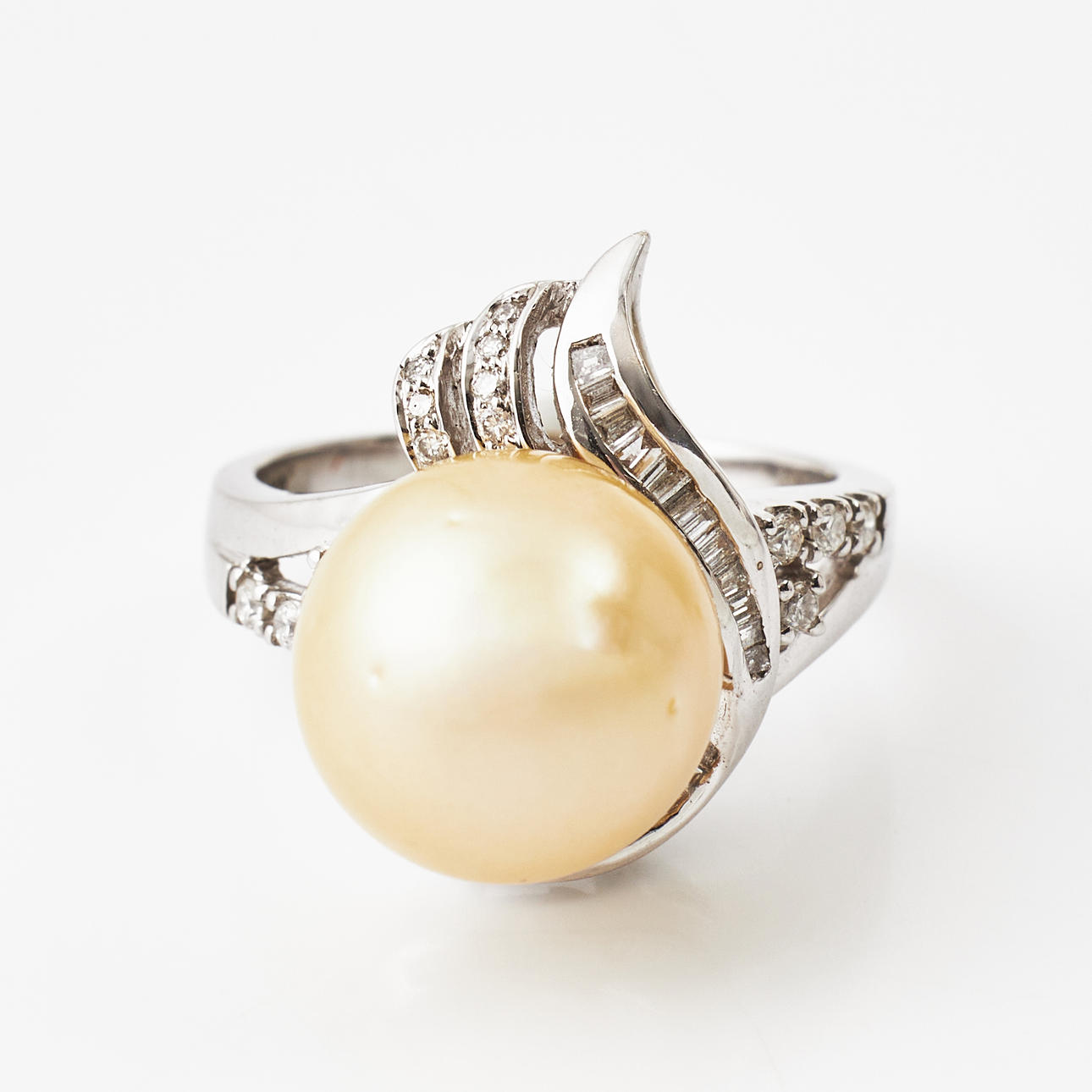 RING, 18K white gold, cultured golden South-Sea pearl approx. 12 mm ...