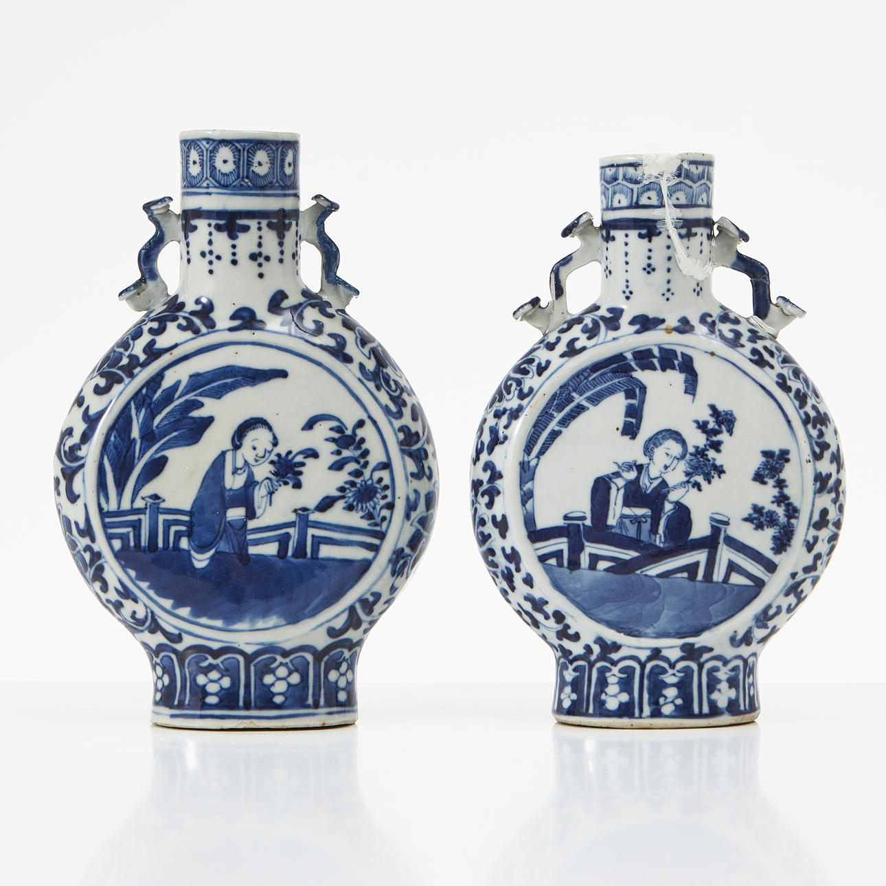 PILGRIMSFLASKOR, ett par, snarlika, porslin, Kina, 1800-talets andra ...