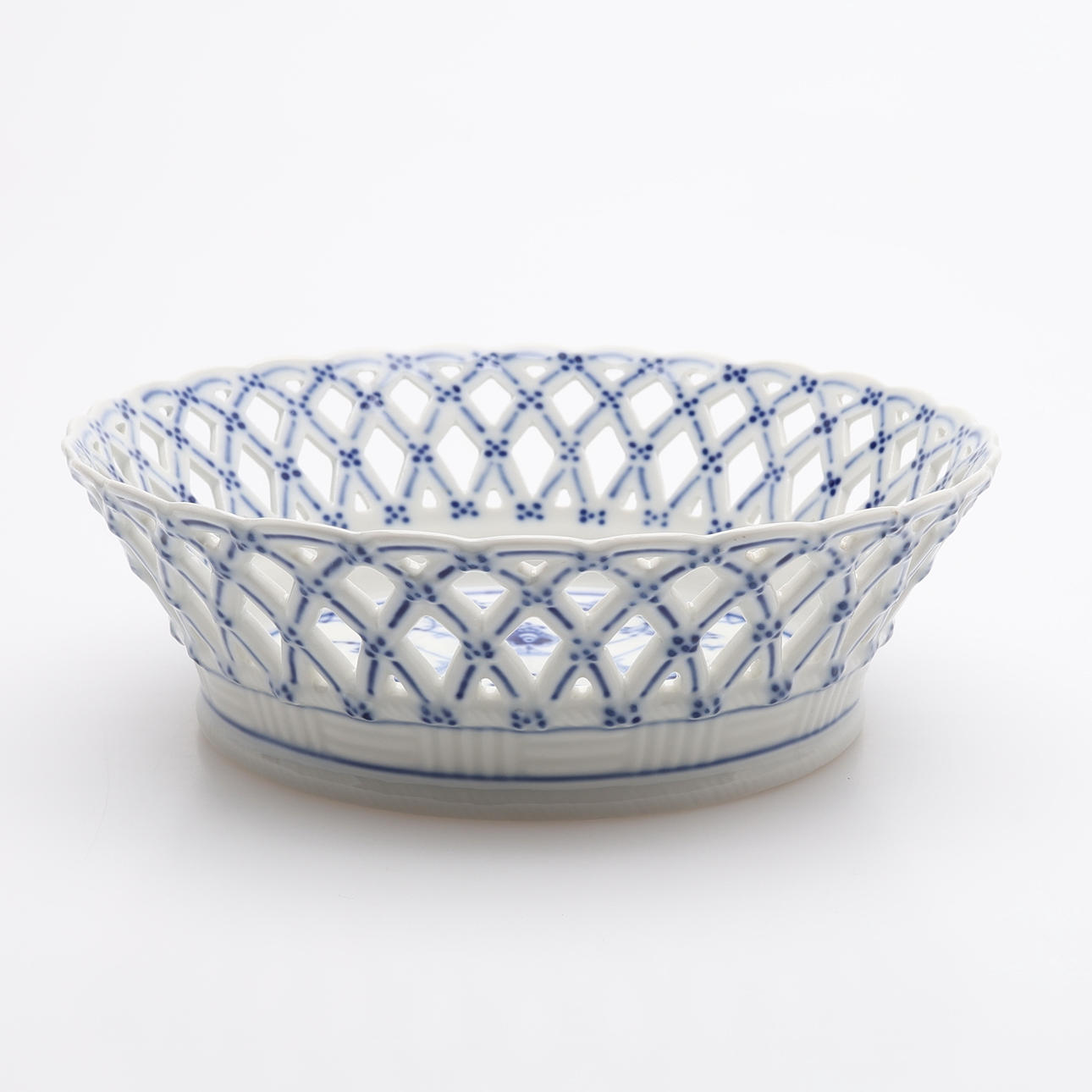A PORCELAIN GRATING BOWL, MODEL NUMBER 1054, MUSSELMALET, ROYAL ...