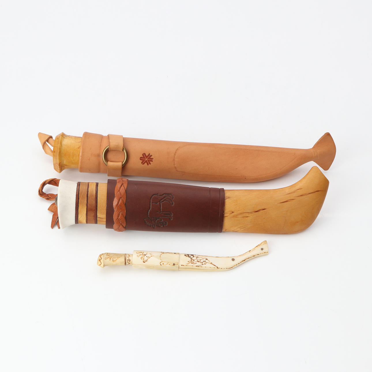 KNIVAR, TRE ST. Renhorn, läder, stål m.m. 1900-tal. Vapen & Militaria ...