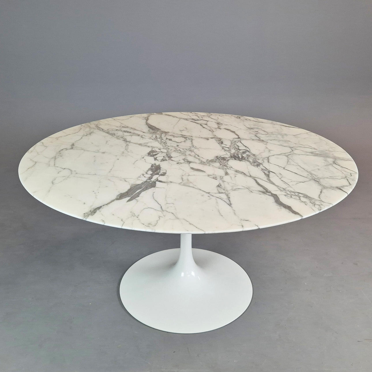 KNOLL SAARINEN HIGH TABLE. Furniture - Tables - Auctionet