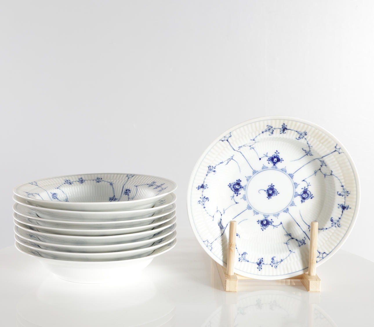 ARNOLD KROG. “Musselmalet Riflet”, set on nine smaller deep plates ...