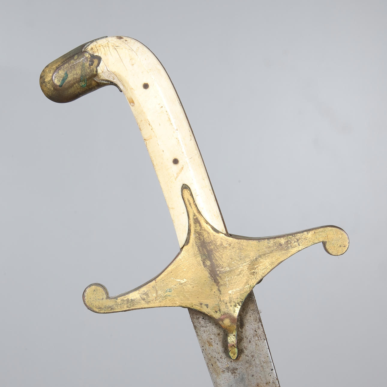 A FINE 19TH CENTURY IVORY HANDLED SWORD WITH MAMELUKE TYPE GRIP ...