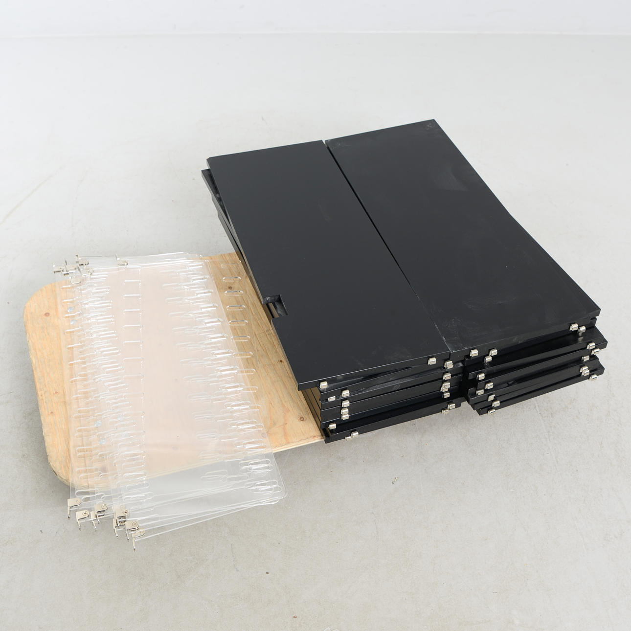 NILS STRINNING. Hylla, 4 sektioner, "String Plex", 2000-tal. Möbler - Skåp & Hyllor - Auctionet