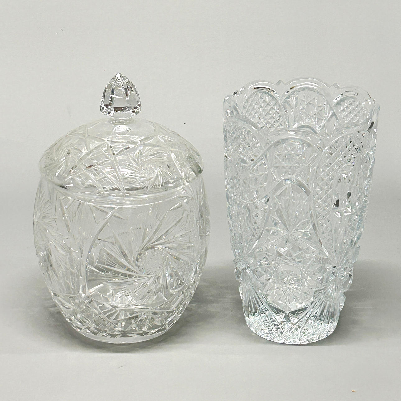 TWO CRYSTAL GLASS ITEMS. Glass - Tableware - Auctionet