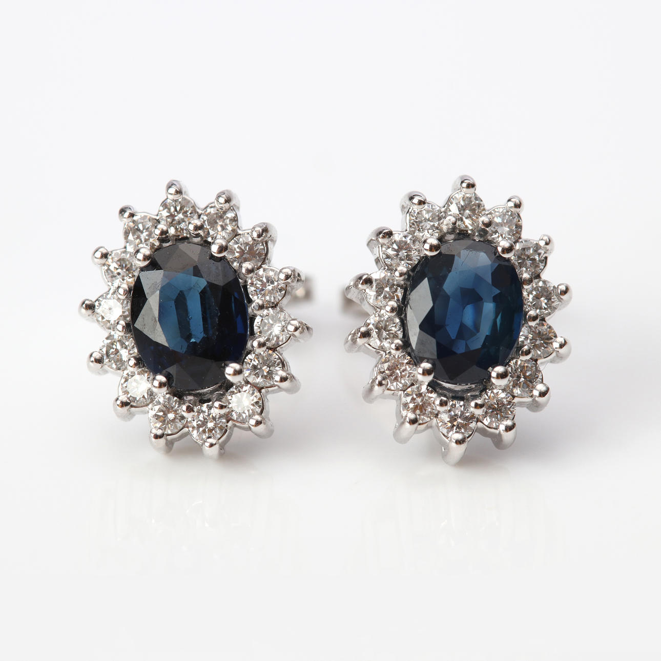 SAFIR & DIAMANTÖRHÄNGEN 18K. Smycken & Ädelstenar - Örhängen - Auctionet