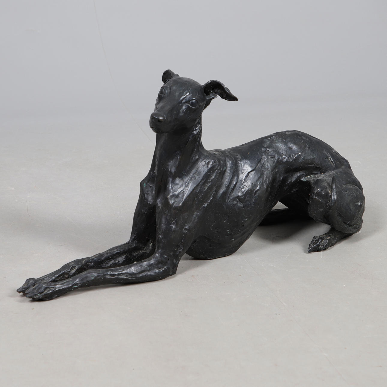 STUART ANDERSON (BRITISH, BORN 1967). BRONZE SCULPTURE OF A SEATED ...