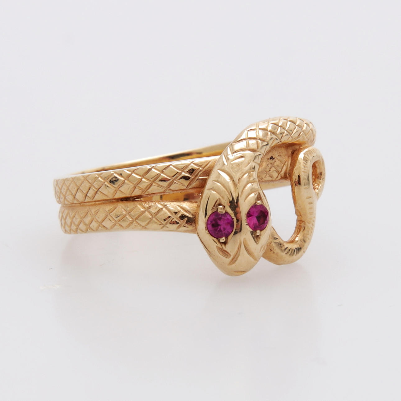 RING med stenar, guld, 14K, i form av orm, totalvik 5,12 gram. Smycken ...